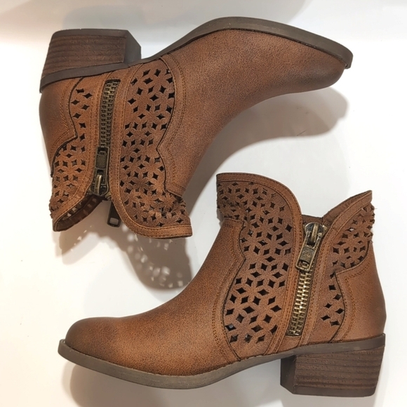 Not Rated | Shoes | Nwot Not Rated Womens Etta Chop Out Ankle Bootie ...